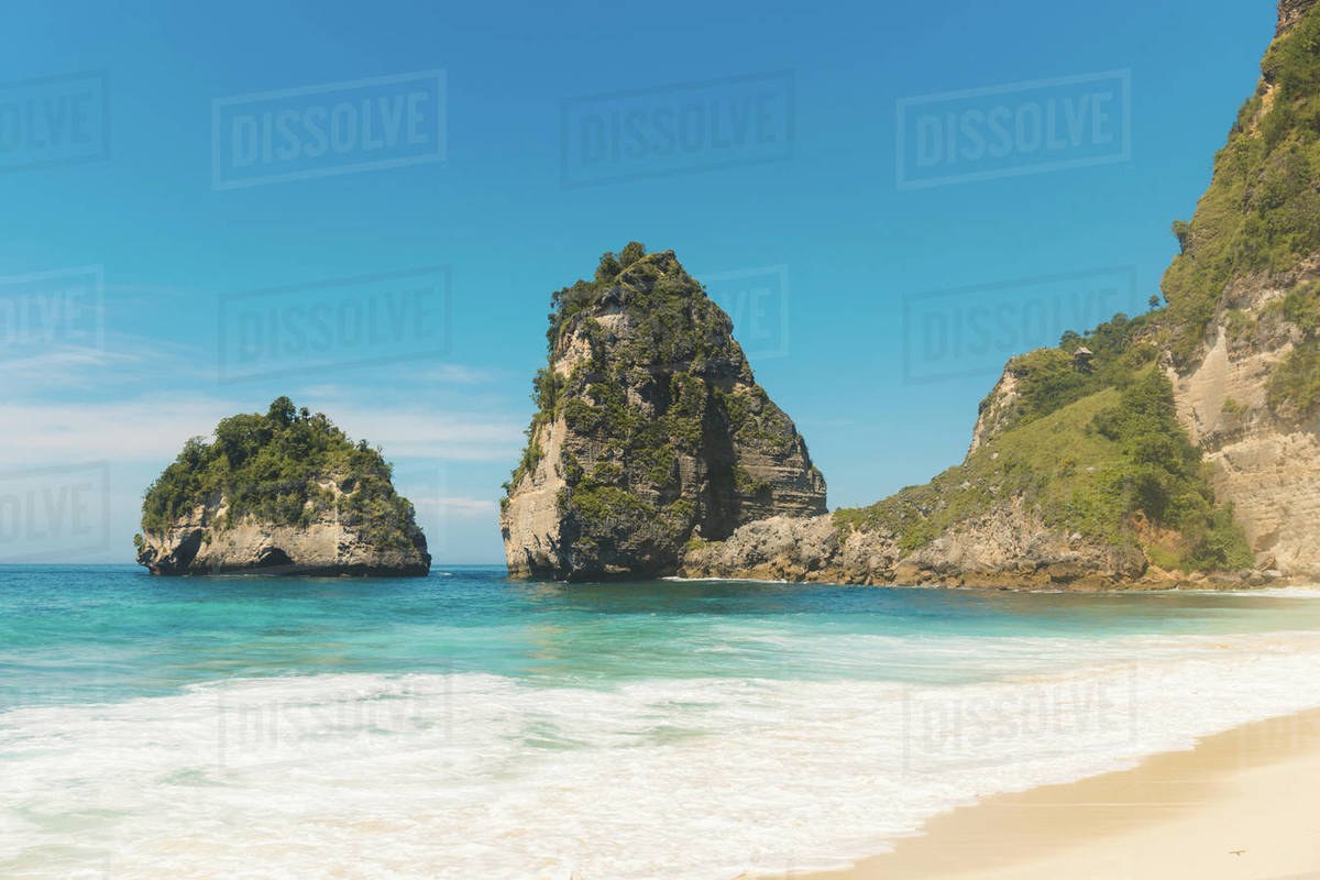 Rock formations and coastline of Diamond Beach, Nusa Penida, Bali ...