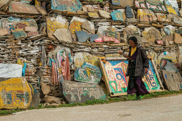 Litang Monastery, the main temple where the young buddhist monks are ...