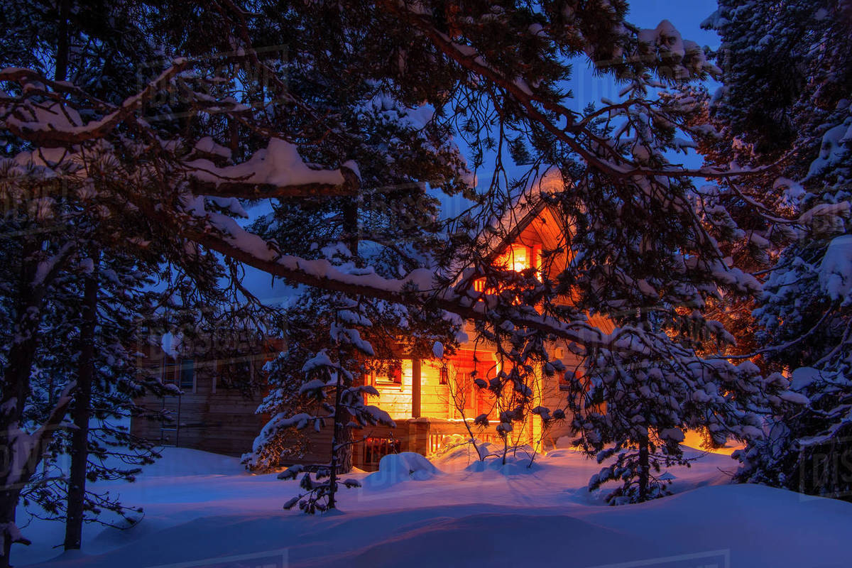 Small wooden house and night lighting on a winter night - Royalty-free ...