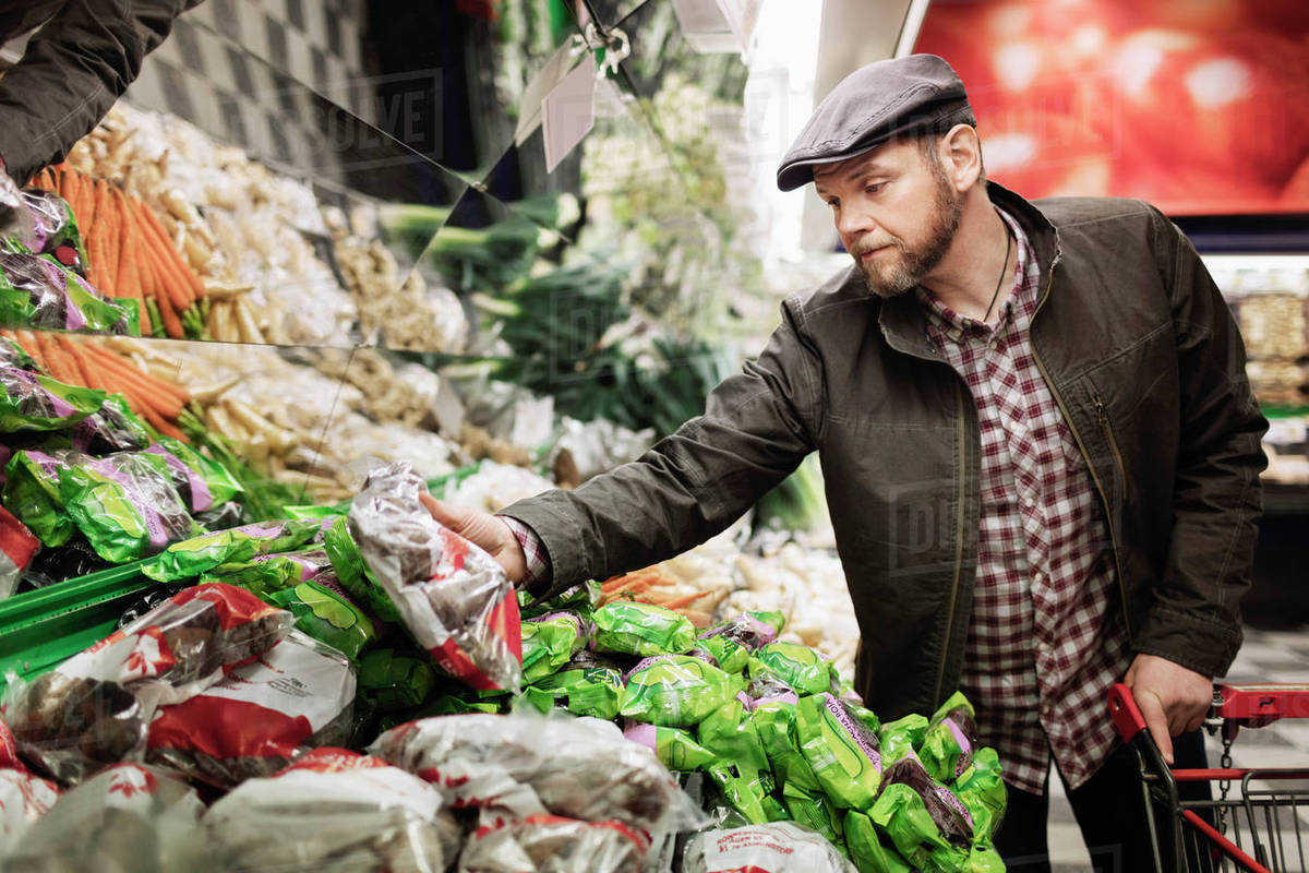 Man buying fresh vegetables in supermarket - Royalty-free Stock Photo ...