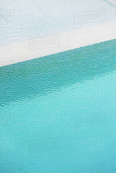 Swimming pool deep end separated from shallow pool by ledge - Stock ...